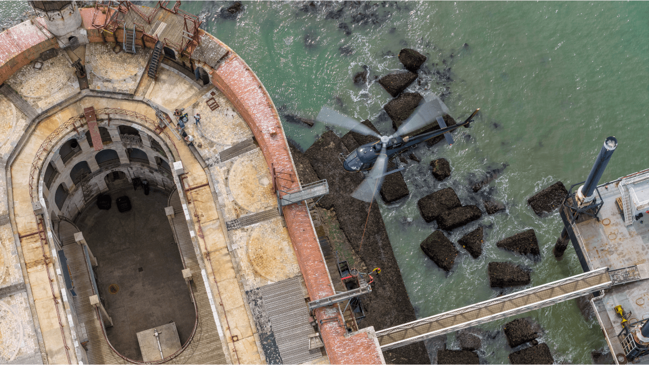 Travaux du Fort Boyard : le béton arrive par hélicoptère